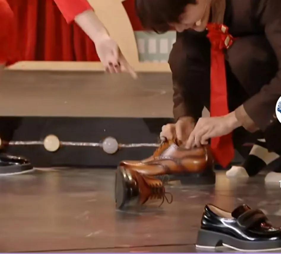 Kissing through the screen, dancing and throwing out the insoles, He ...