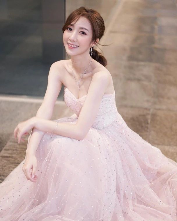 Miss Hong Kong's He Yiting won the big prize and bought a new car to ...