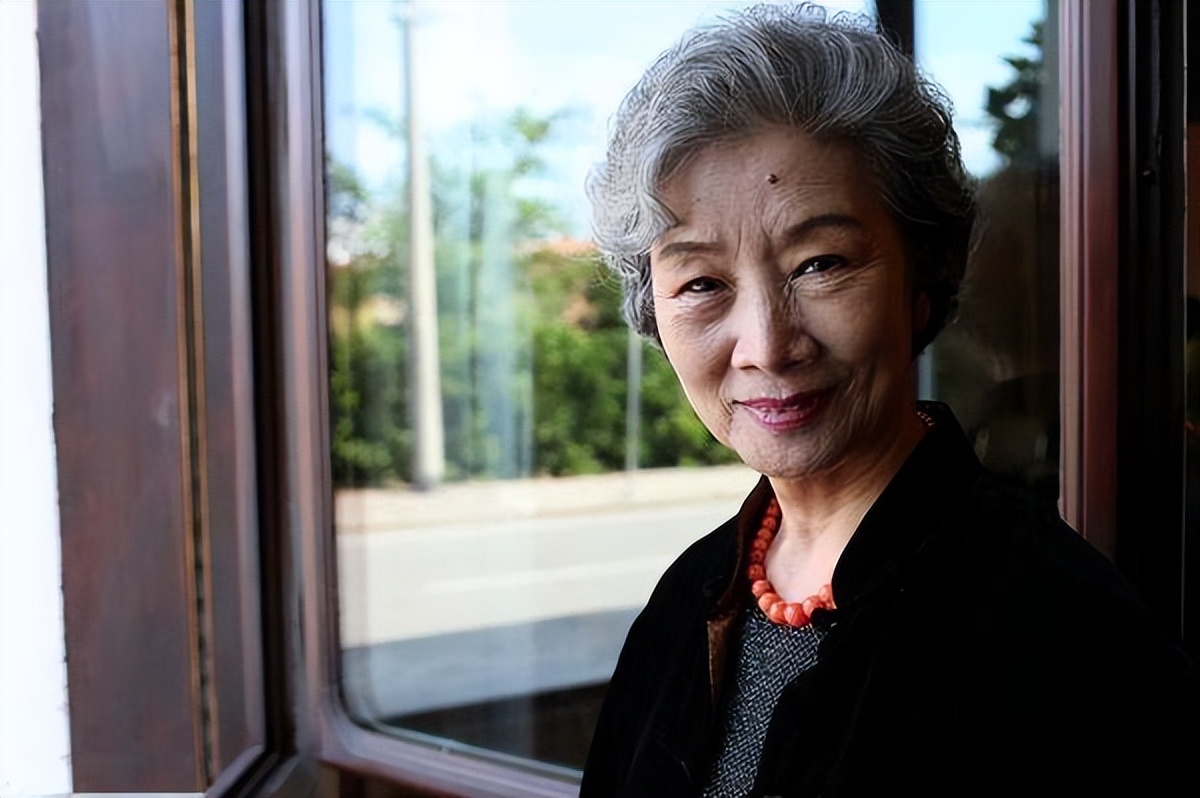 Lu Zhong: Married to a classmate, now my son is a director, my daughter ...
