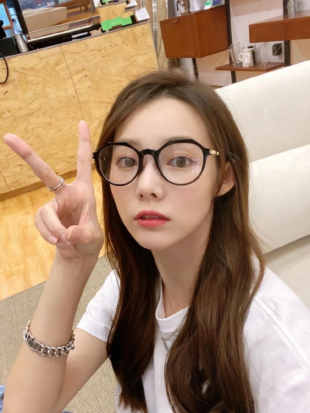 Feng Wanhe, a sweet and charming goddess - iNEWS