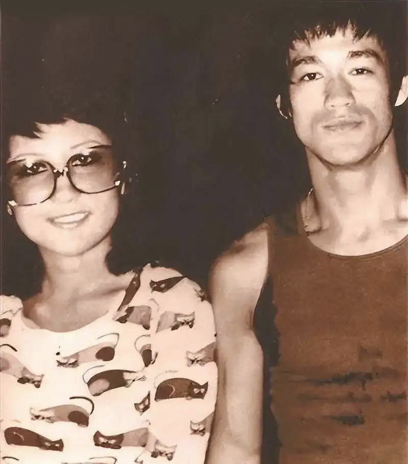 After Bruce Lee was buried, unknown liquid flowed out of the coffin ...