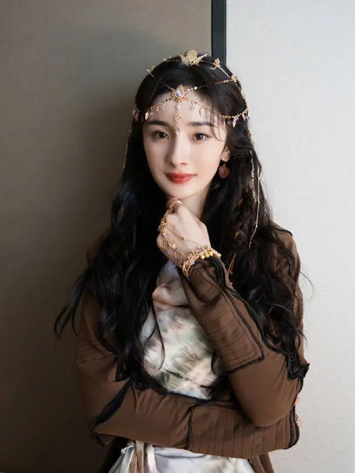 Yang Mi wears a golden forehead ornament, dreaming back to see Tang Xue ...