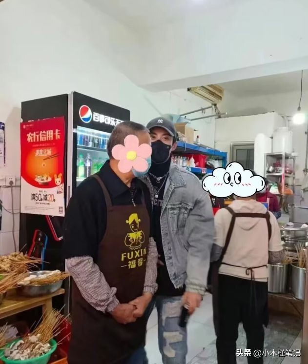 Wang Hedi appeared in his father's fried skewer shop. He was praised as ...