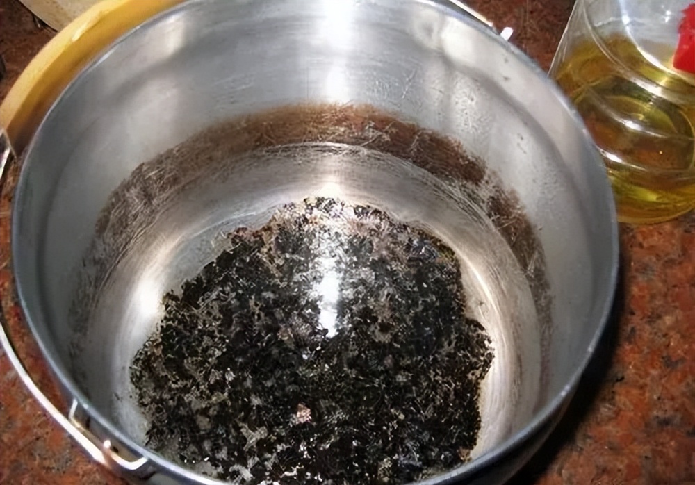 The stainless steel pot is burnt, and the black stains cannot be wiped ...