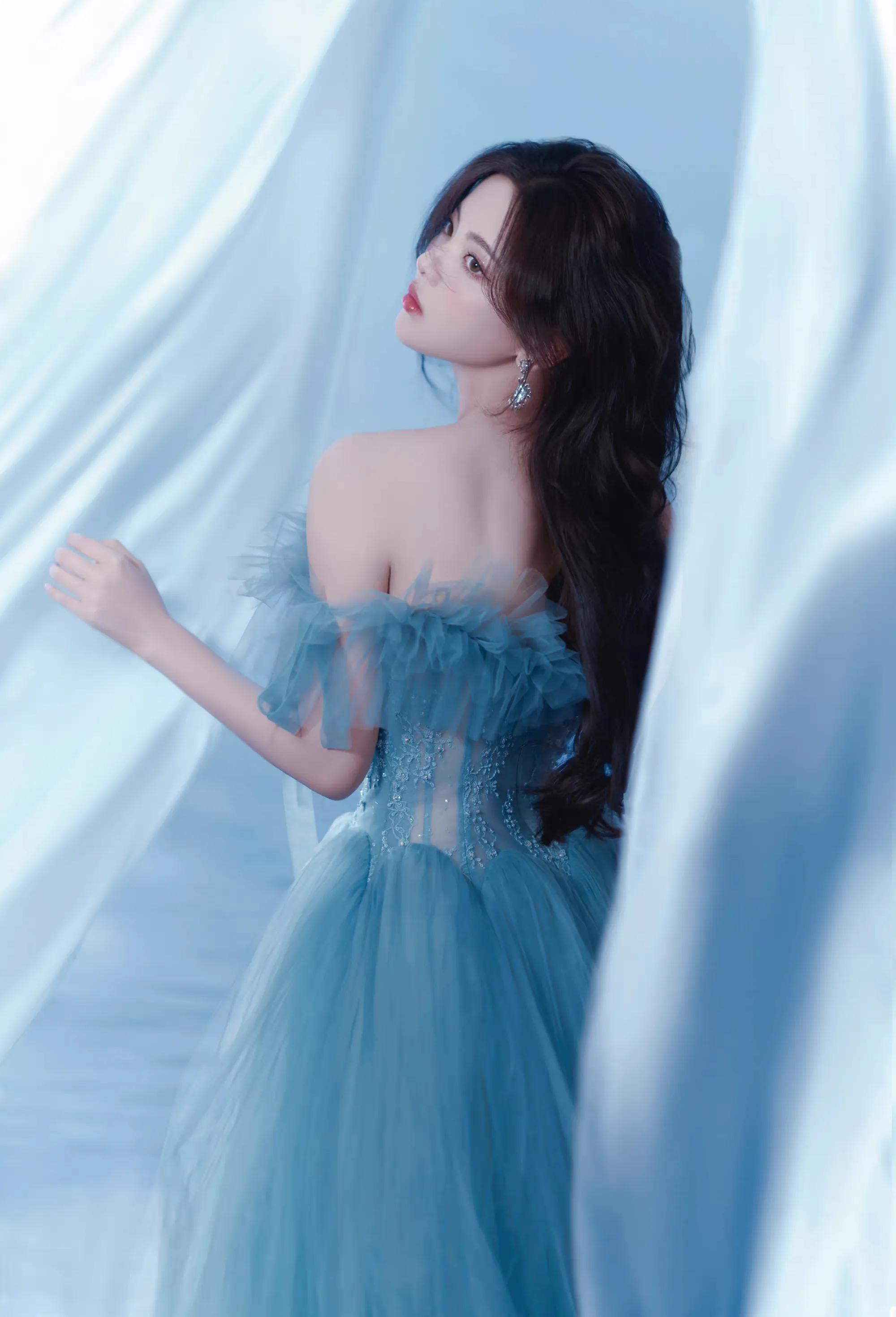 Yang Chaoyue's new endorsement beauty photo blue mesh tube top dress is ...