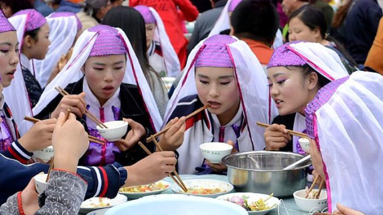 The Hui people don't eat pork, the Manchus don't eat dog meat, so what ...