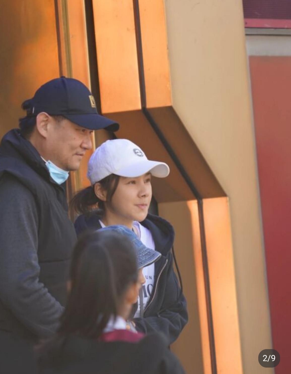 The actress He Lin's family travels in a low-key manner, and it is rare for her husband to ...