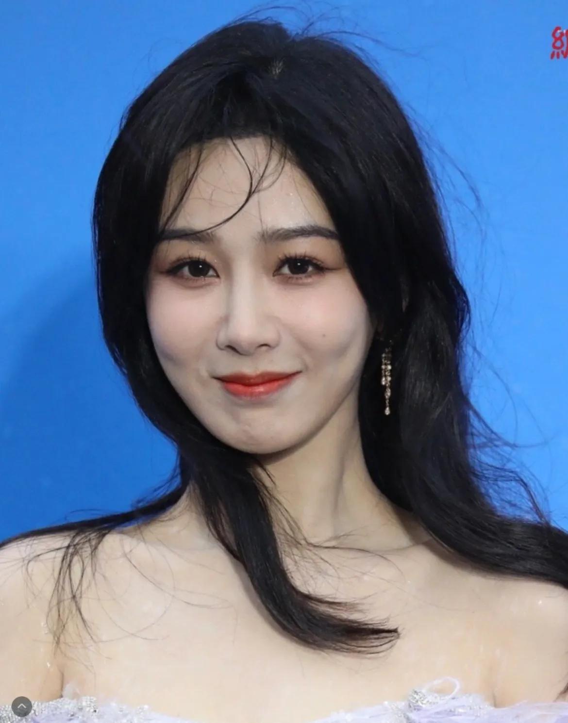 Huasheng Huasheng female star red carpet picture, who do you think won? - iNEWS