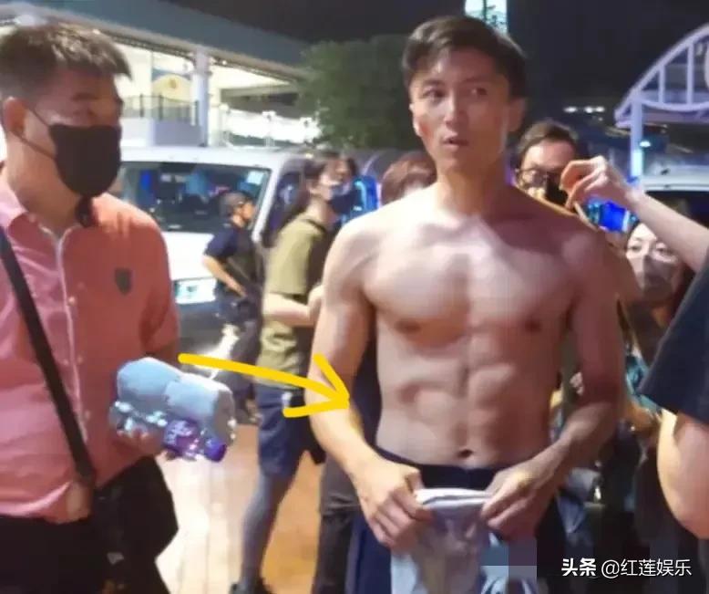 Why is Nicholas Tse's abdominal muscles asymmetrical?Looks a little ...