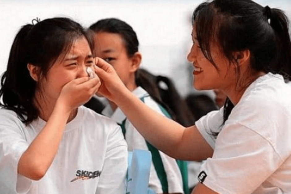 What's the use of keeping plastic with classmates? Girls delete 90% of ...