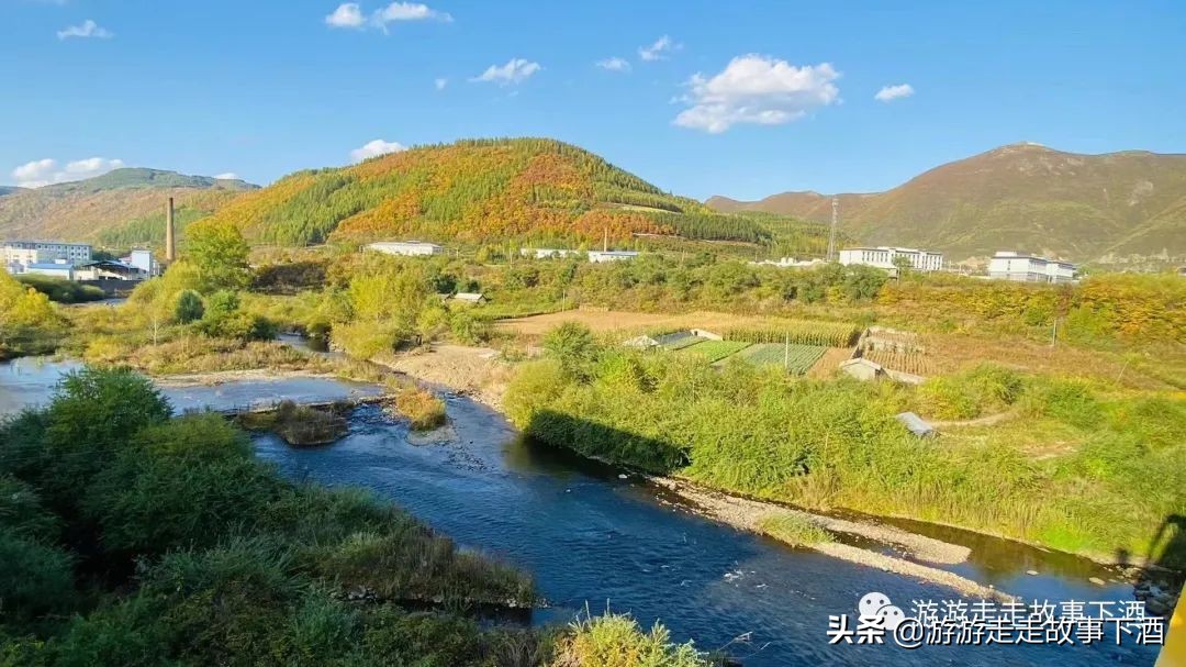 The Yalu River is separated by two worlds, and the autumn colors in the ...