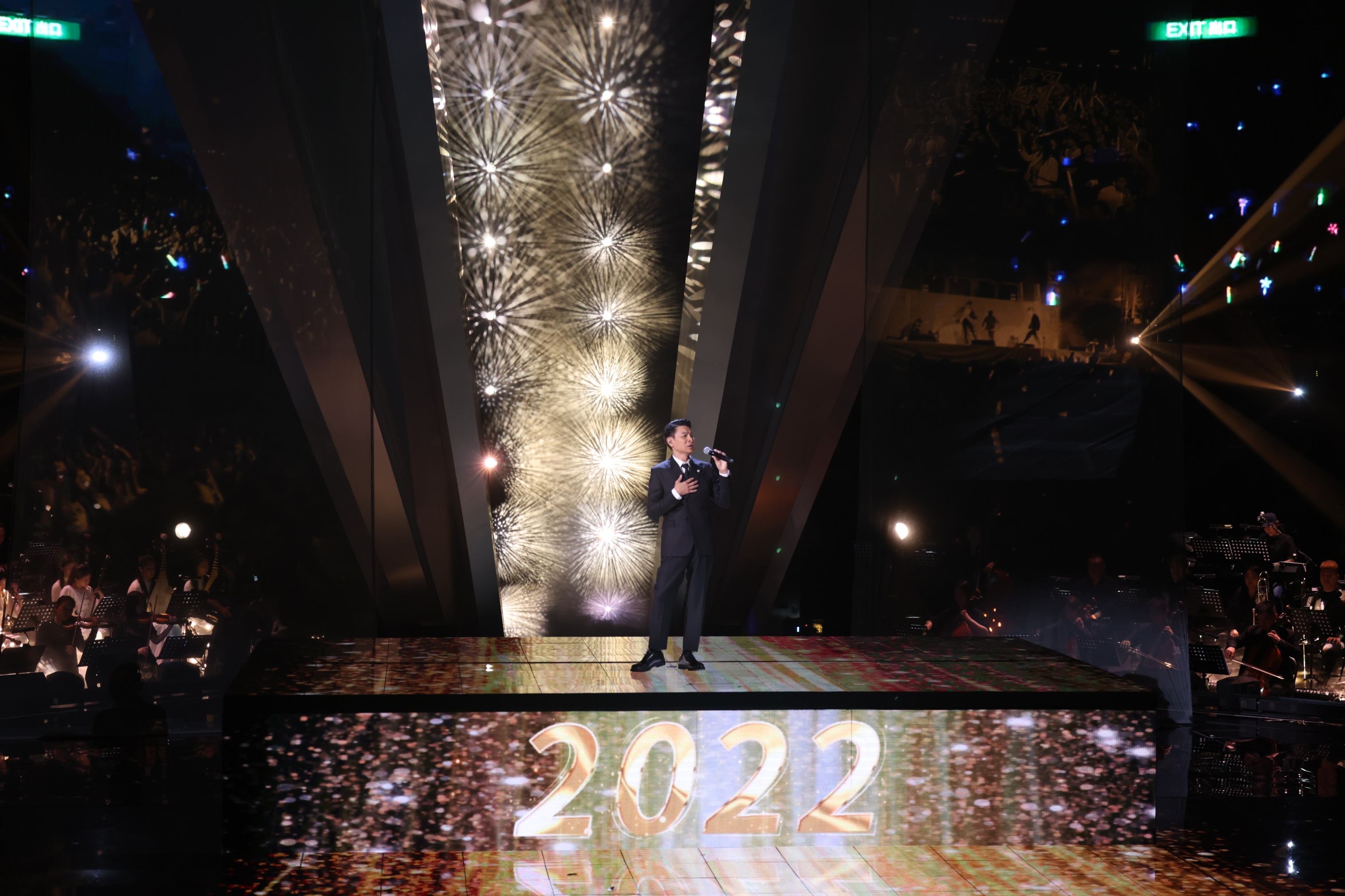 Andy Lau appeared in the finals of "The Voice" to witness the birth of ...