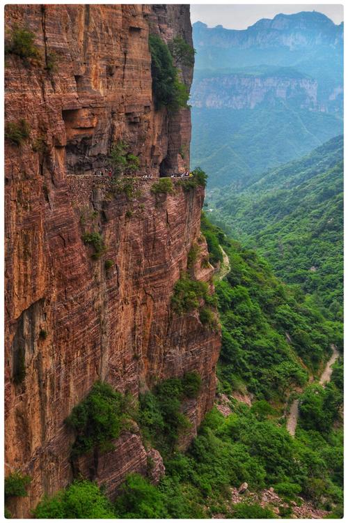 A cliff tower was photographed in Taihang Mountain. It is not easy to ...