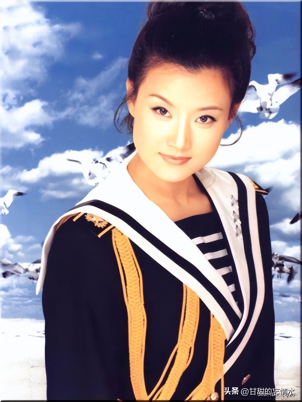 The man is masculine, the woman is sunny, 8 pairs of military singers ...