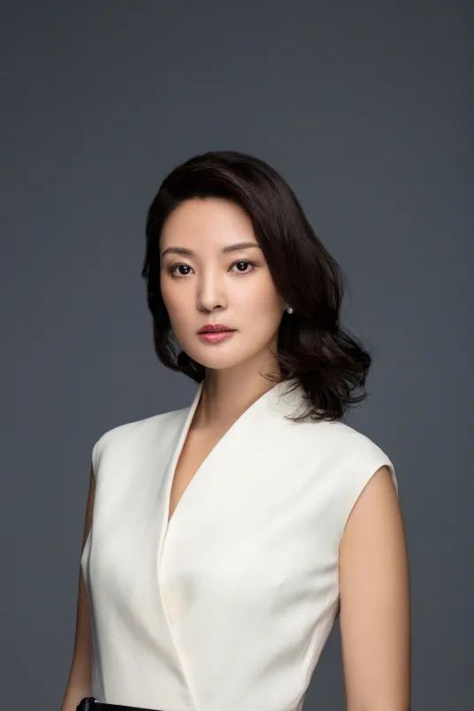 She is CCTV's "Stunner in the World", 46 years old wearing a hip skirt to show her charming ...