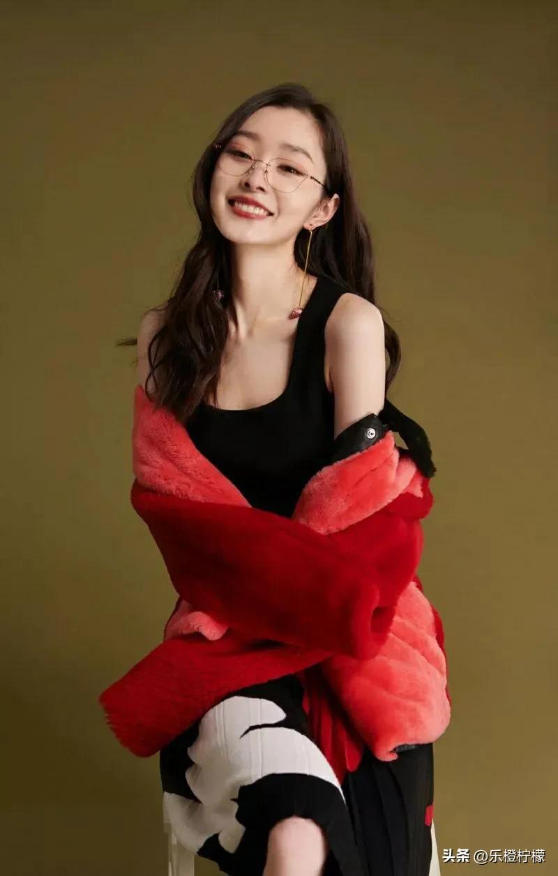 Song Yi, a beautiful girl, showed her charming charm with her delicate ...
