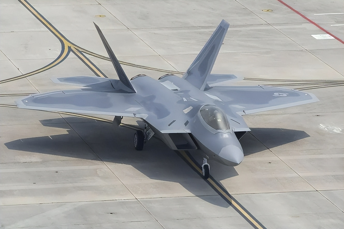 Not a duel between two heroes, but a one-sided massacre? What will happen when F22 meets Su 57 ...