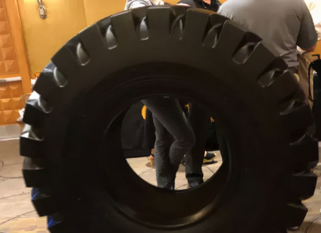 Great power!Which construction machinery tire is better? - iNEWS