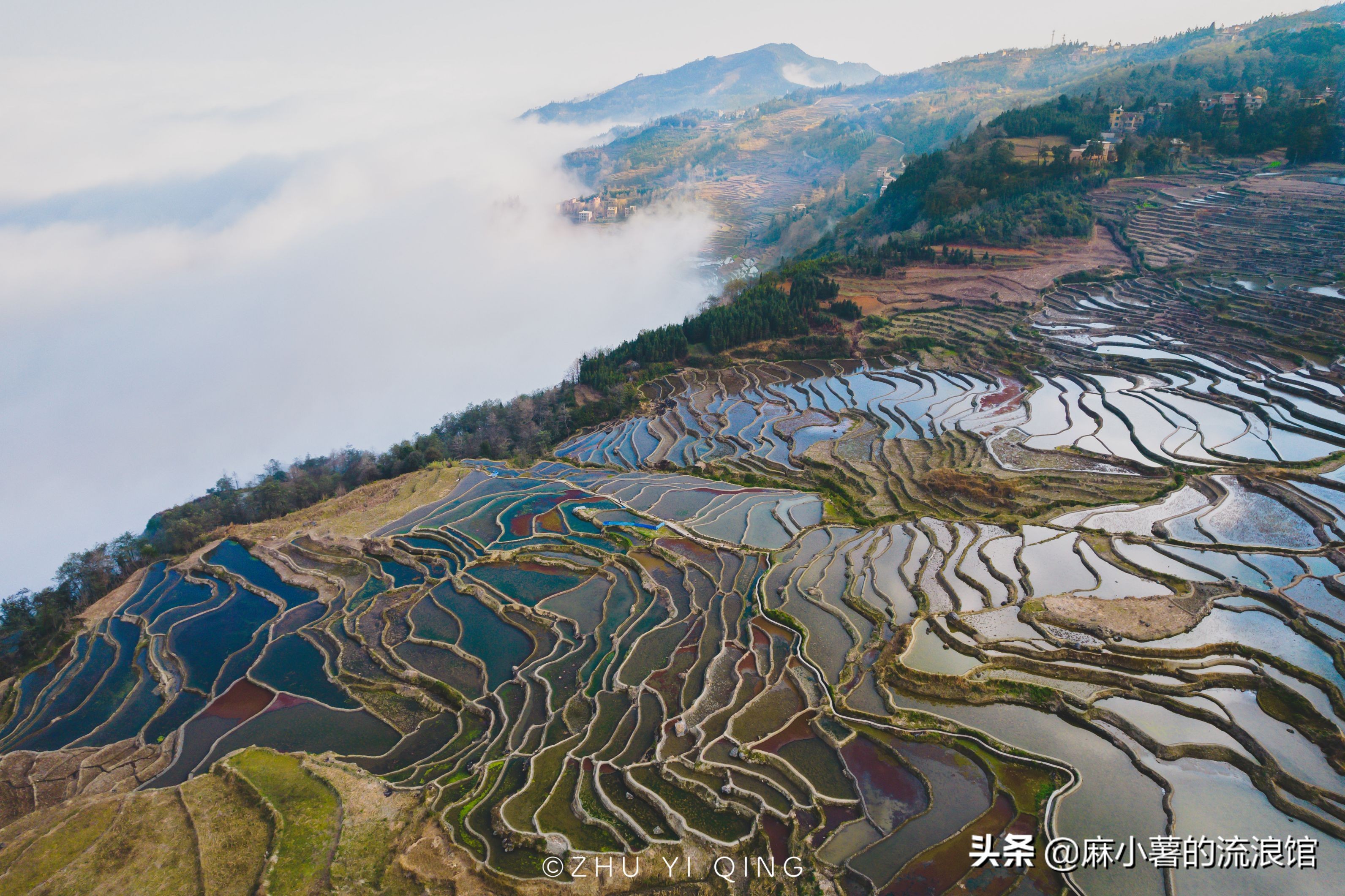 There is a beautiful terraced field in the Honghe River in Yunnan ...