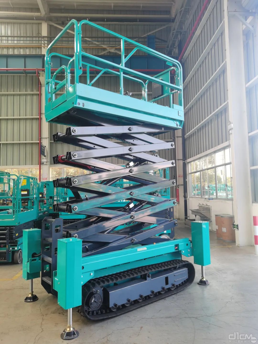 Sunward's first crawler scissor aerial work platform is here - iNEWS