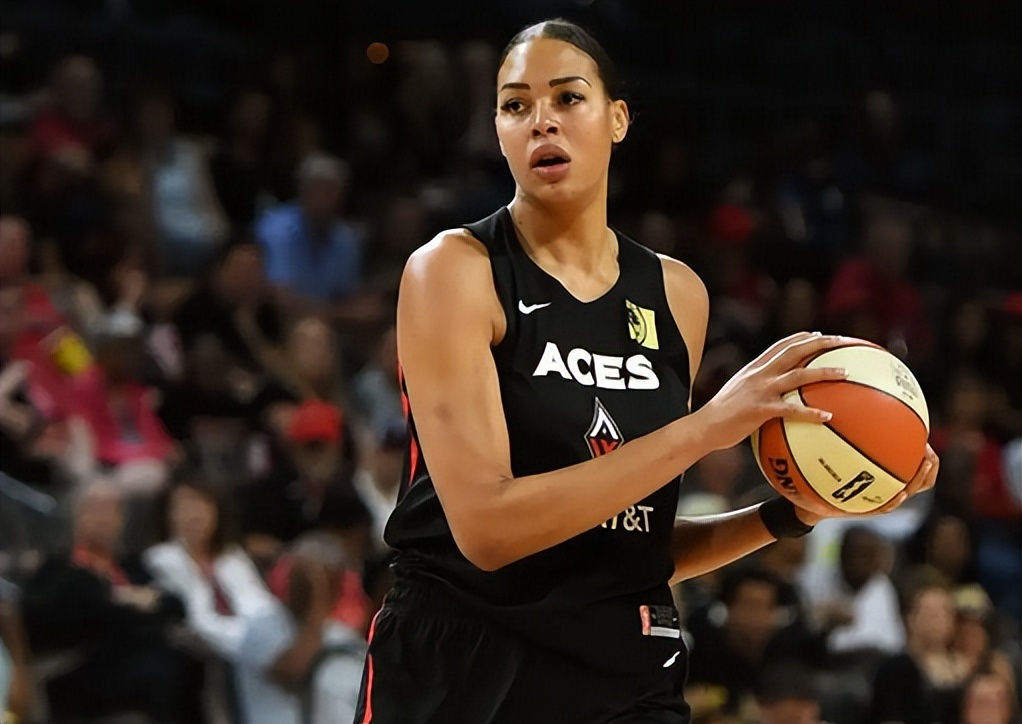 WNBA female version of O'Neal wears a short skirt out of the street!2. ...