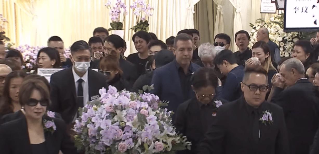 Coco Lee's funeral, the coffin was written back to the original name Li ...
