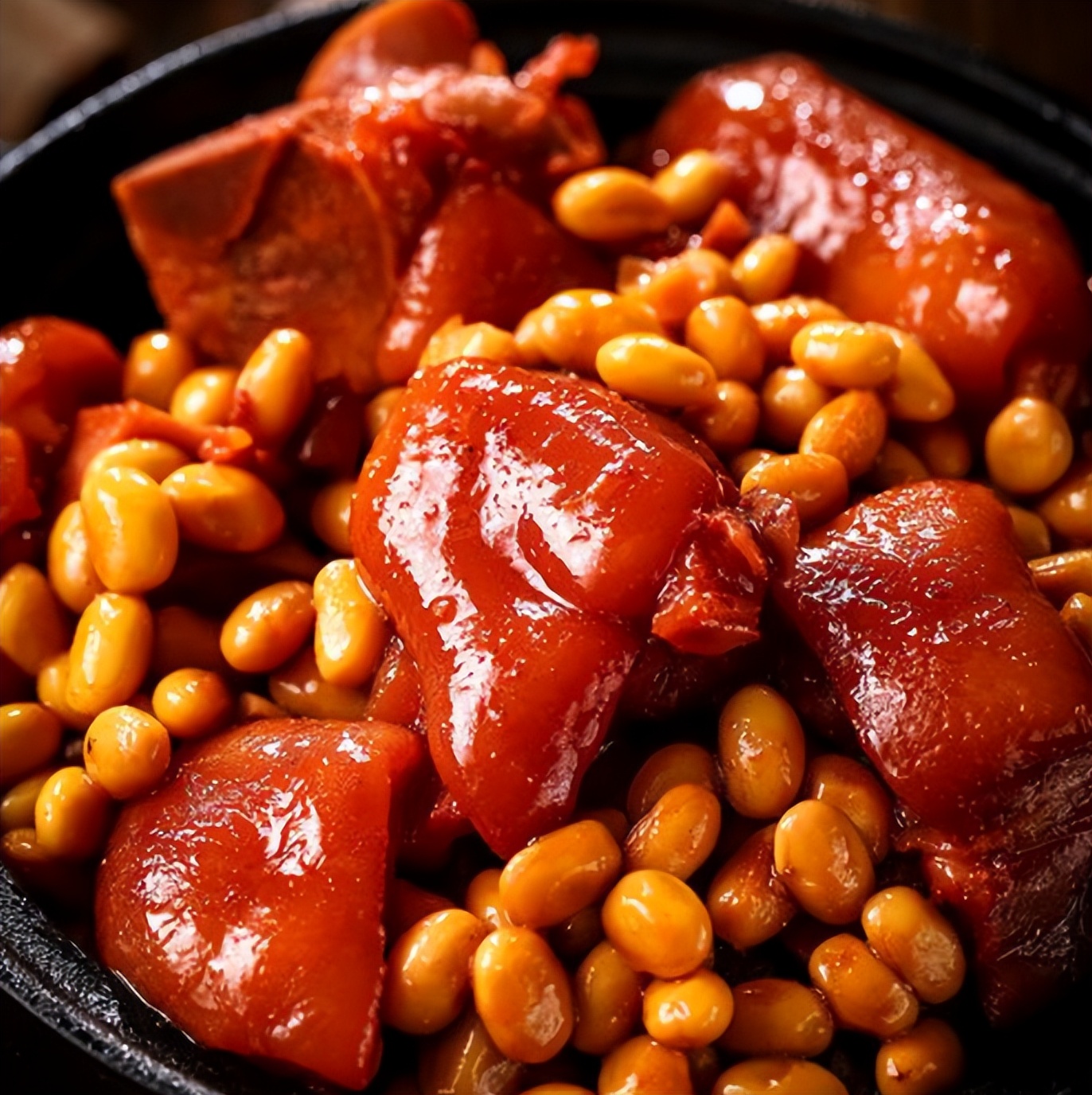 Pork knuckles braised with soybeans, the secret of crispy and delicious ...