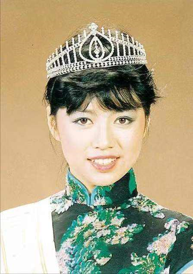 Wu Junru, who is 50 years old and married to a 26-year-old wife, Du ...