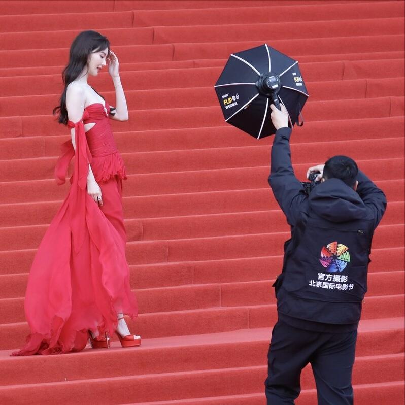 This night, the actresses will not give in! Dress up 3 times, 2 people ...