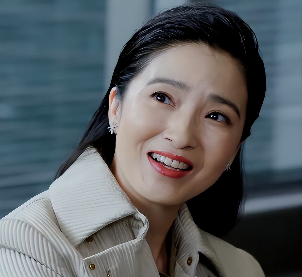 Whenever Tan Songyun pulls her hips a little, she can't hold back the ...