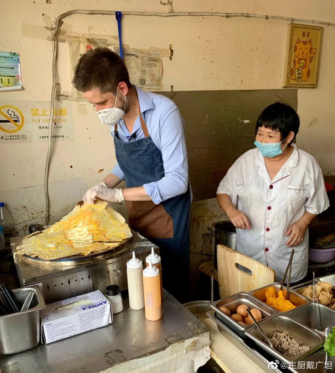 "Chinese and Western Culture" French chefs spread pancakes on the ...