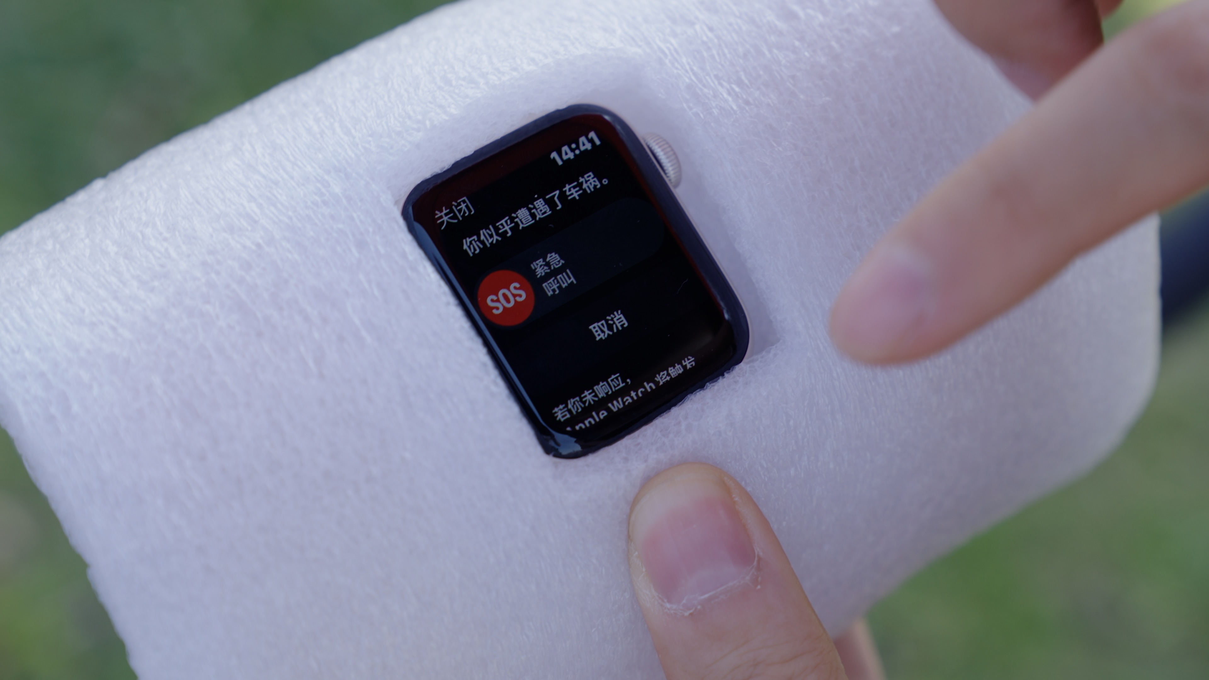 Apple Watch crash test: We simulated a car accident - iNEWS