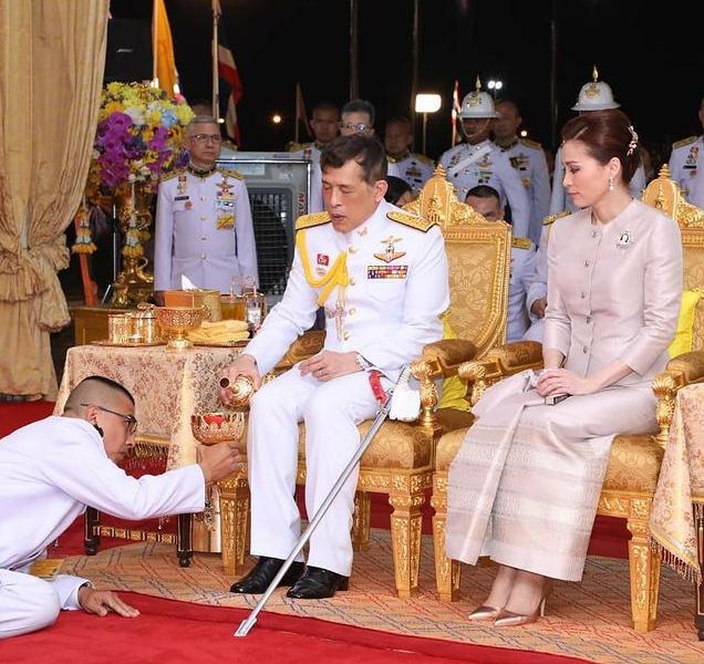 Suthida appeared in succession, a pair of women's shoes with two skirts ...