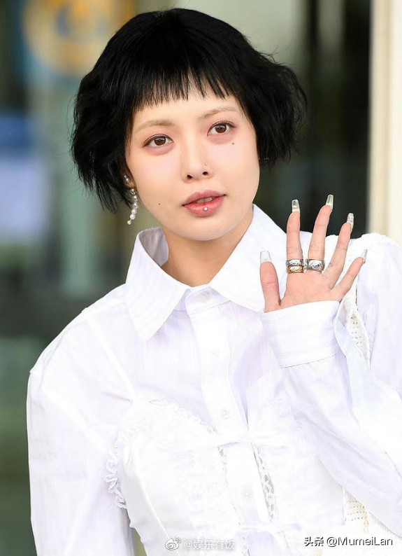 Hyuna appeared at the airport with short hair - iMedia
