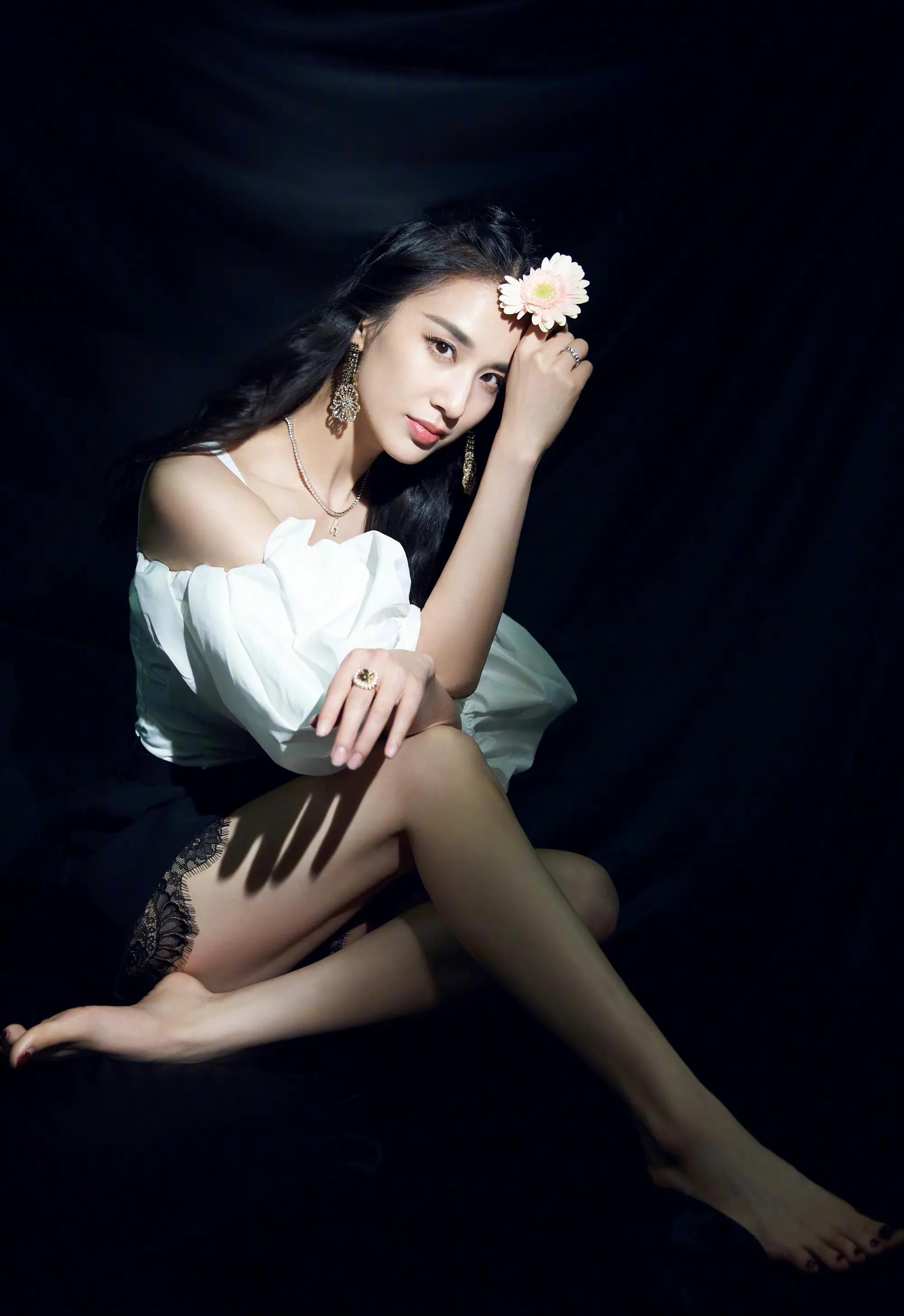 Star beauty feet Huang Shengyi - iNEWS