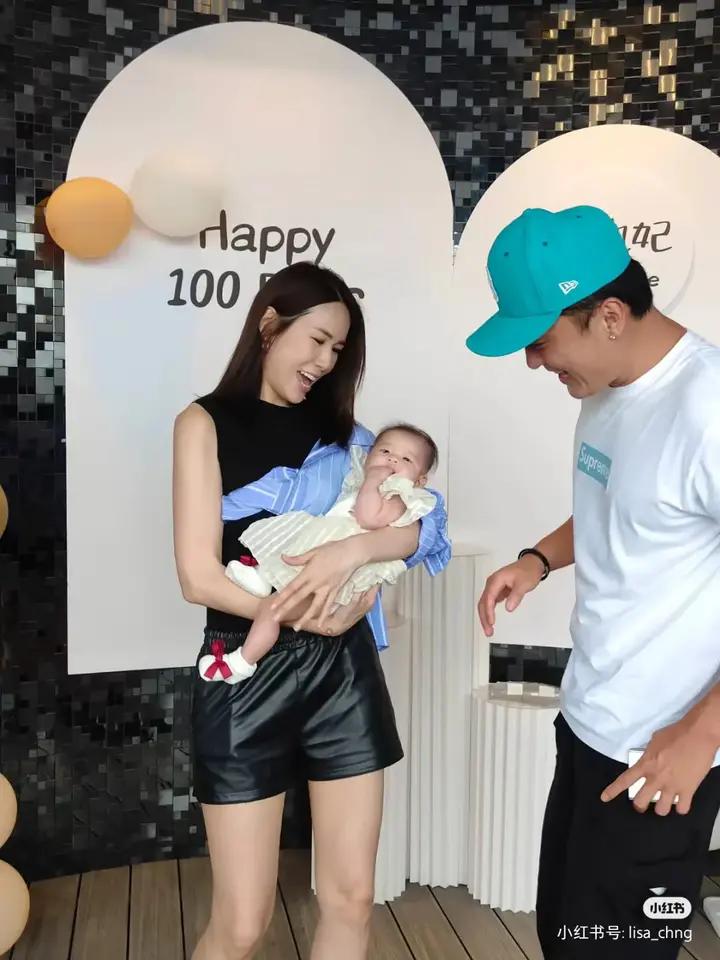 Zhuang Siming posted a photo with Yang Ming - we have our own sweetness ...