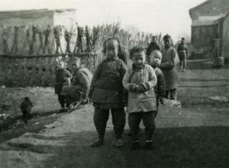 In 1950, Yang Dezhi went home to visit relatives, and his sister was ...