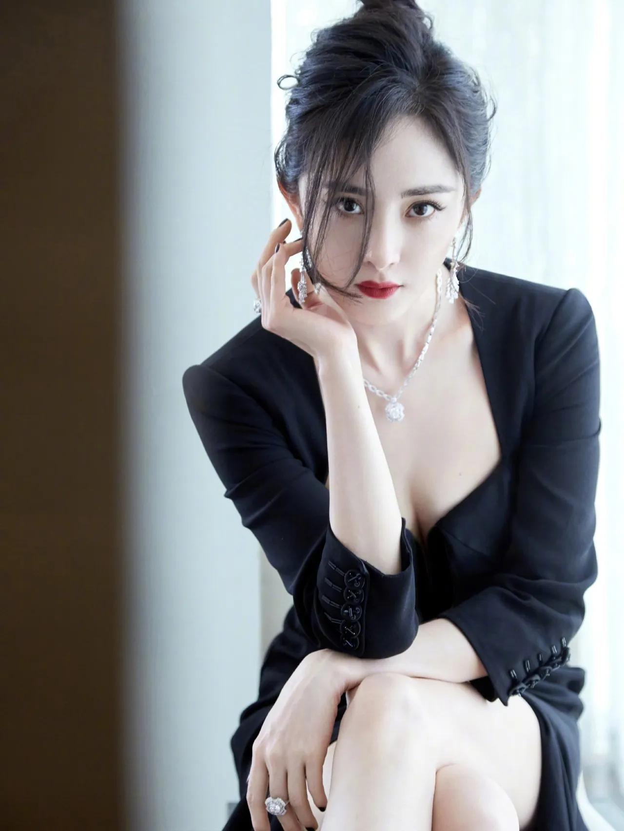 Yang Mi's appearance is really yyds - iNEWS