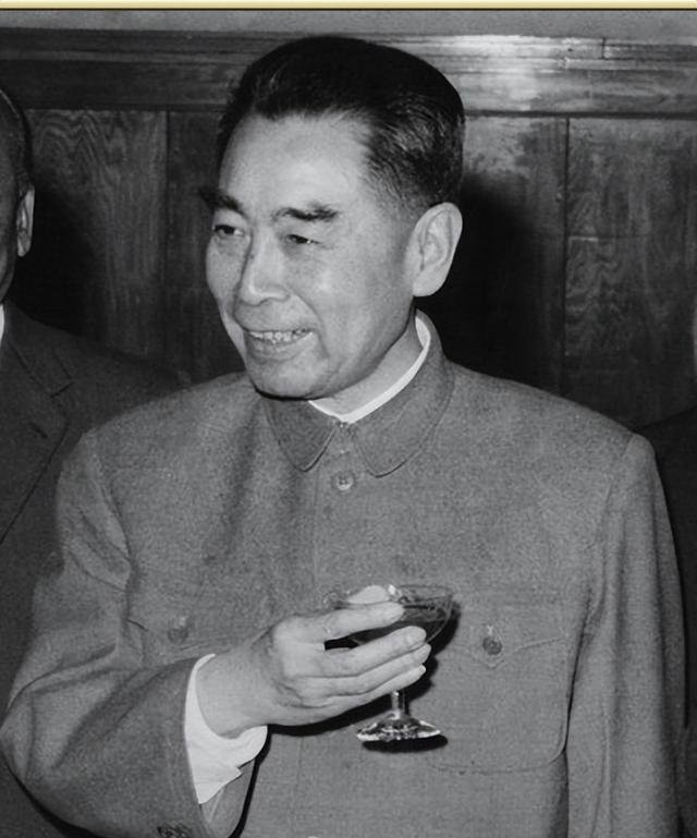 Premier Zhou called personally and said, "I am Enlai." The clerk asked ...