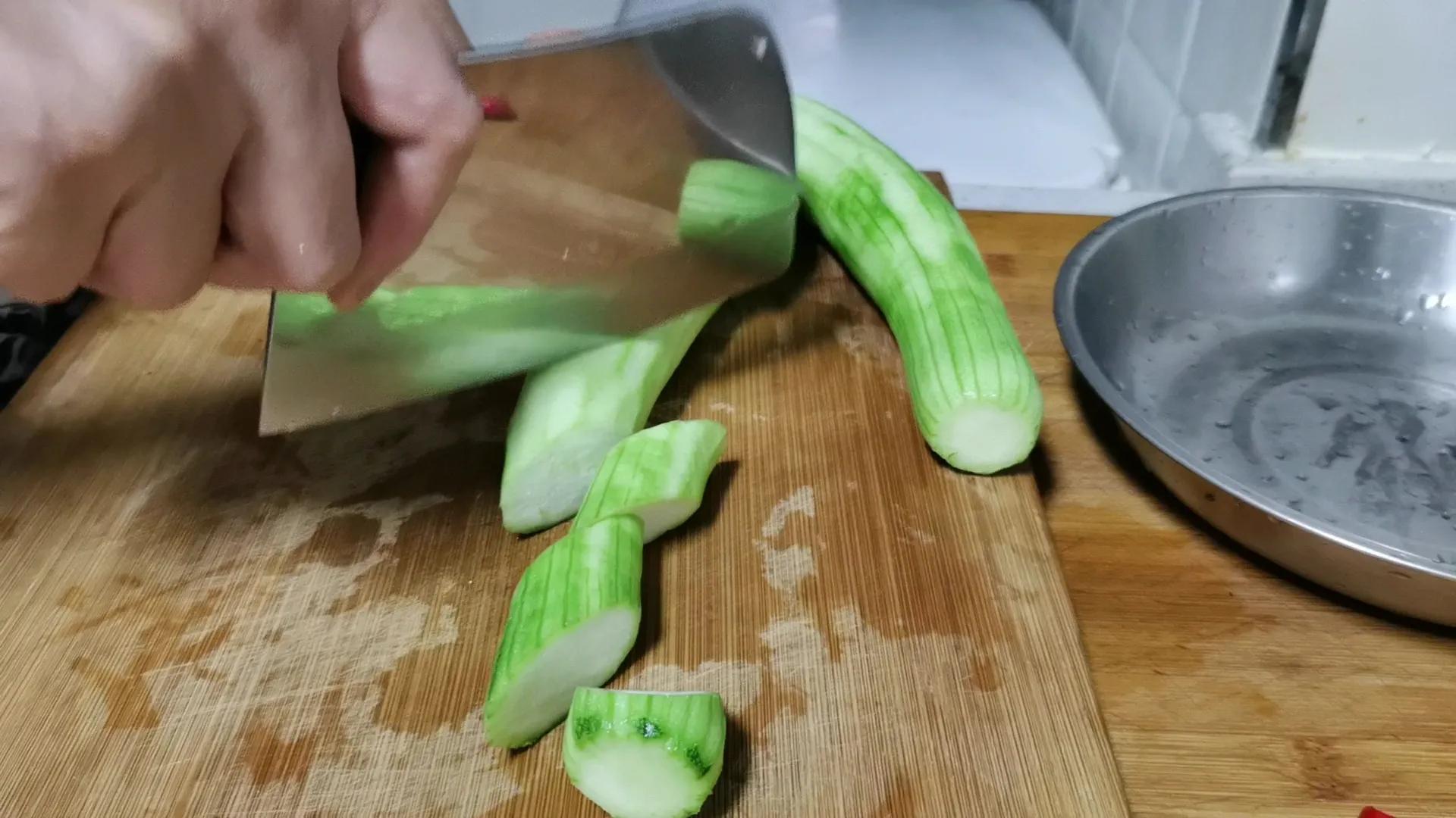 Steamed Loofah with Garlic Vermicelli - iNEWS