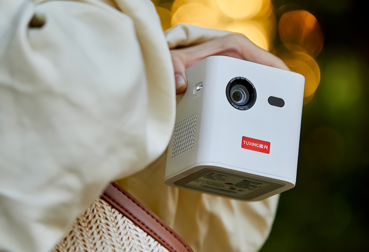 What do you use to watch movies on National Day?This Tuxing S1 ...