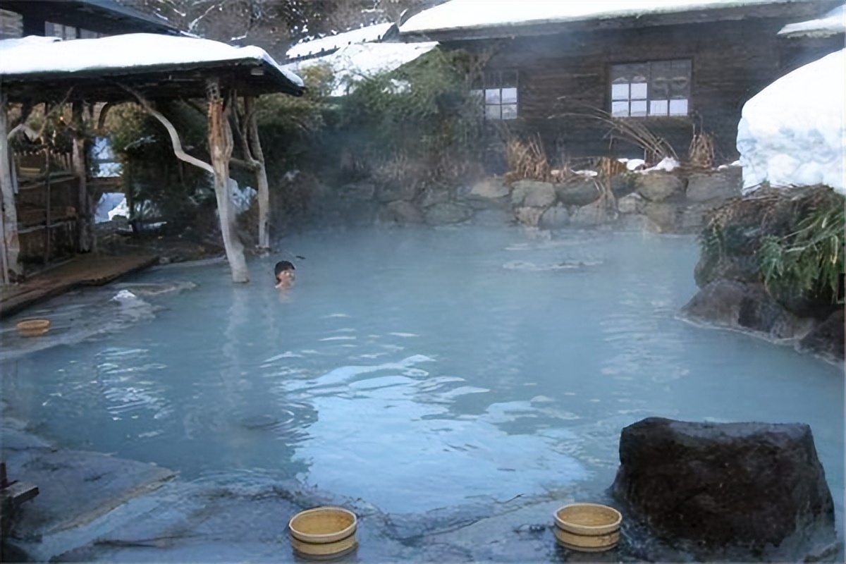 How about "mixed bathing" in Japan?Chinese tourists: So it is, and I ...
