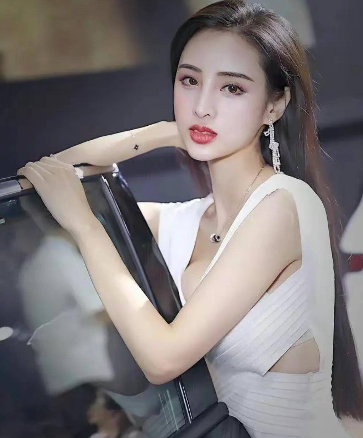 "China's No. 1 Car Model with Beautiful Legs" Wu Chunyi, a talented graduate student who was ...