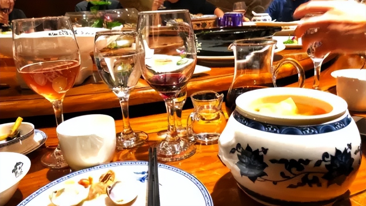 It turns out that there are tricks to drinking at the wine table ...