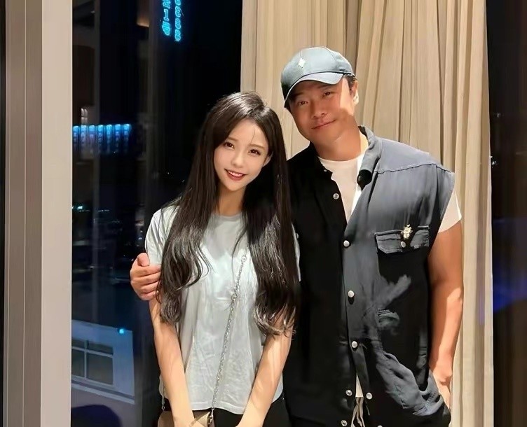 Chen Sicheng met with the Internet celebrity "Two Donkeys", took a ...