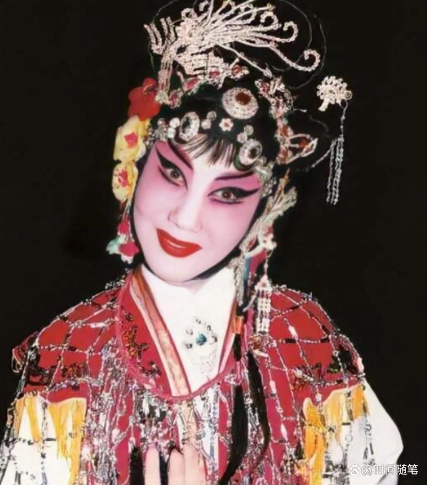 Sun Yumin, a famous performing artist in the Peking Opera circle ...