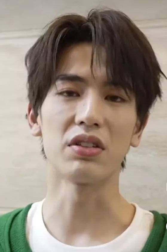 張凌赫無美顏無濾鏡生圖，帥哥臉上東西有點多 - 資訊咖