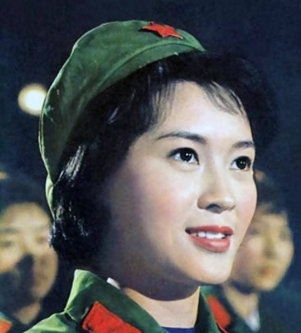 Old photos: 31 80s star military uniform photos Gong Xue Ge You Liu ...