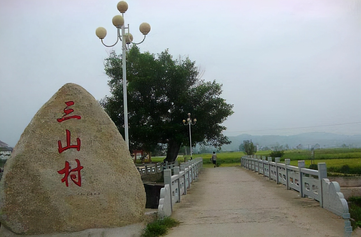 There is a lake in this small town in Ezhou, Hubei, where fish and ...