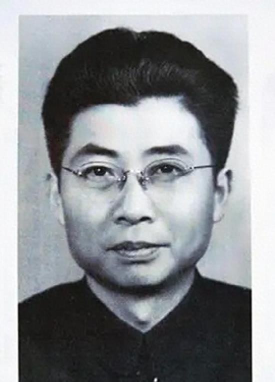 A female CCTV director attended the memorial service of Premier Zhou ...